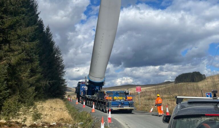 Use of Goldhoffer FTV550 Blade Lifter - Coast Renewable Services