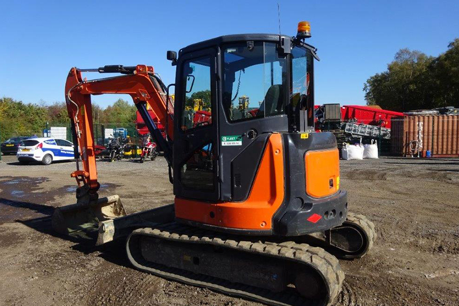 2014-Hitachi-ZX48-E328-9 - Morris Leslie